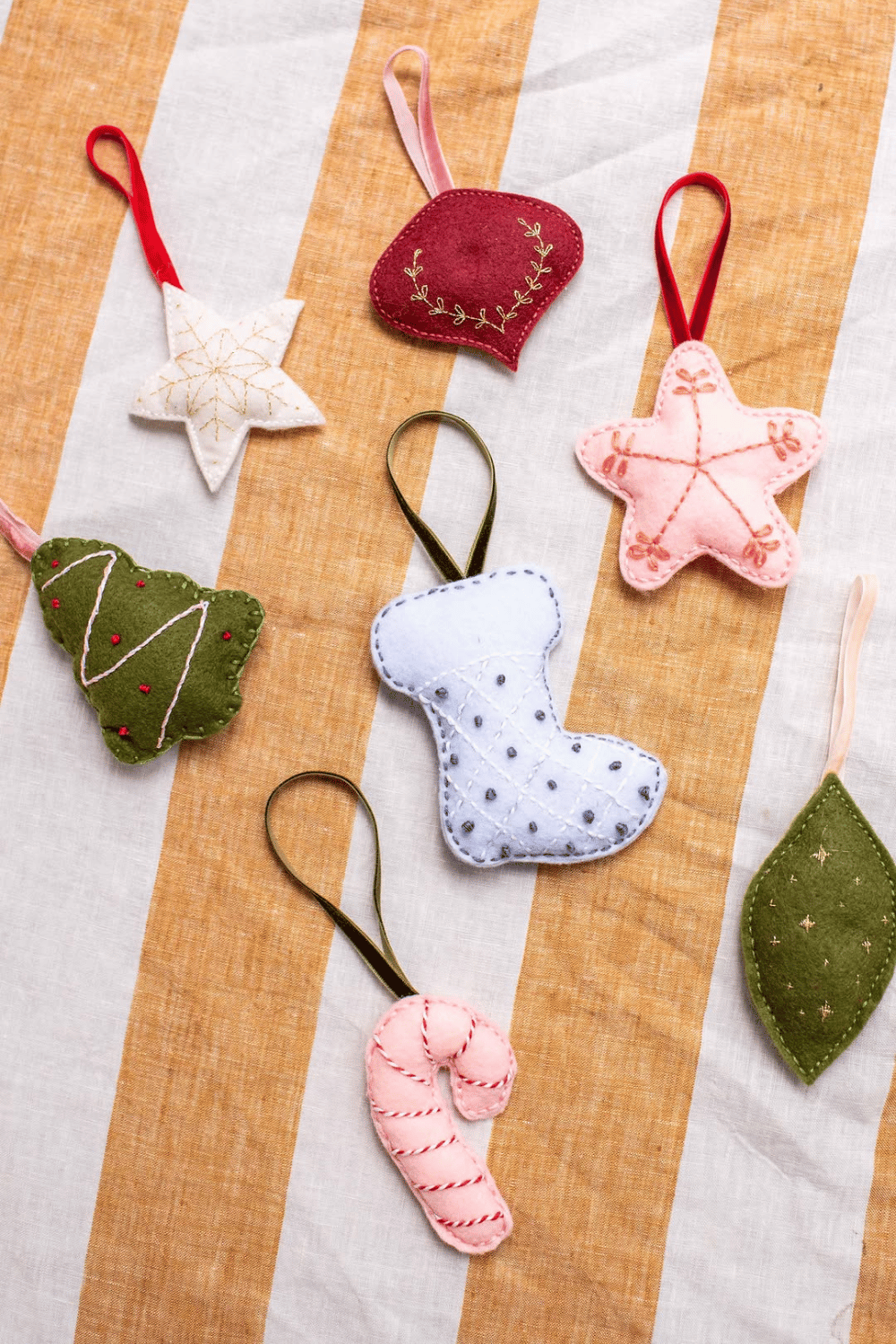 33 Adorable & Easy DIY Felt Christmas Ornaments - The Mummy Front