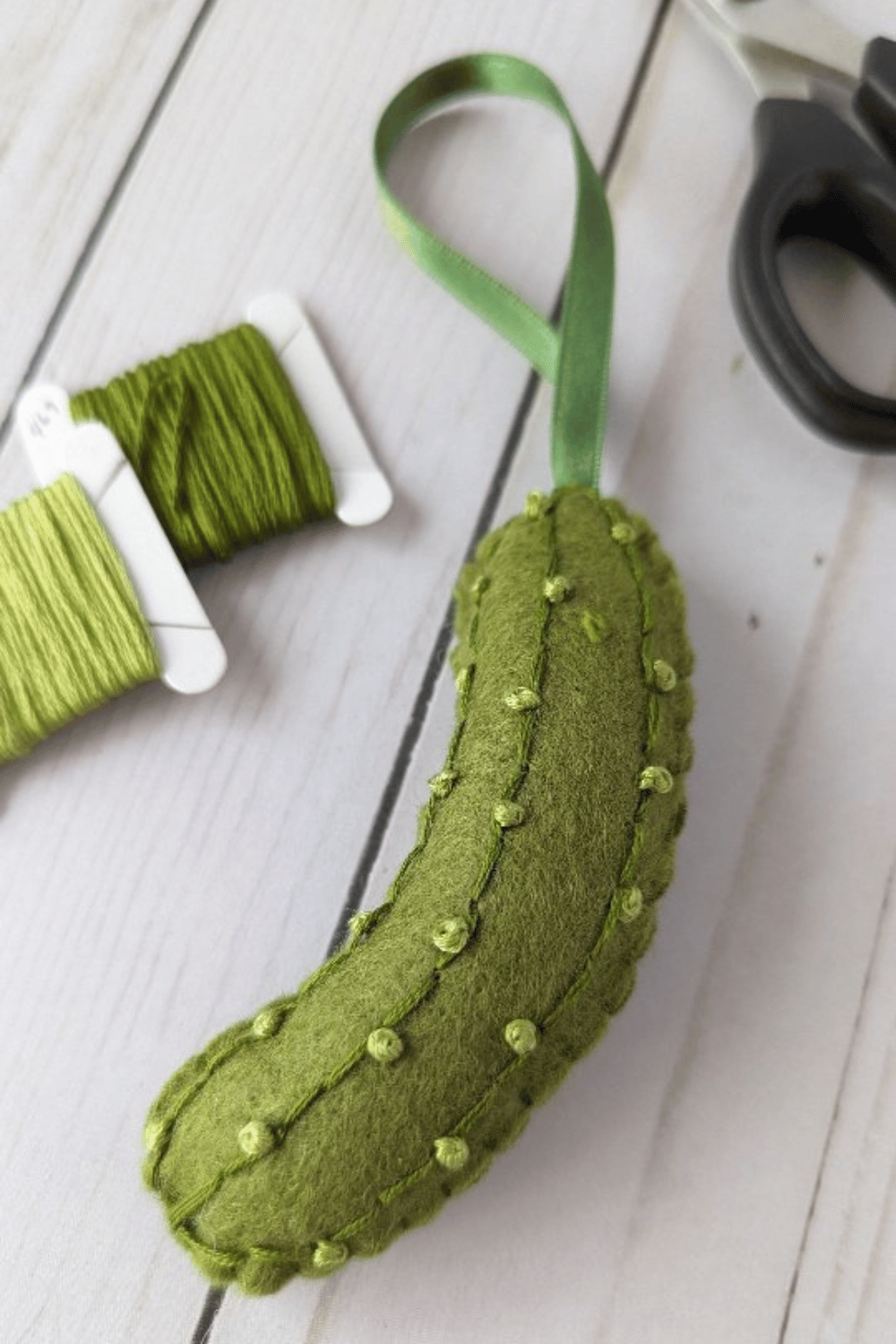 33 Adorable & Easy DIY Felt Christmas Ornaments - The Mummy Front