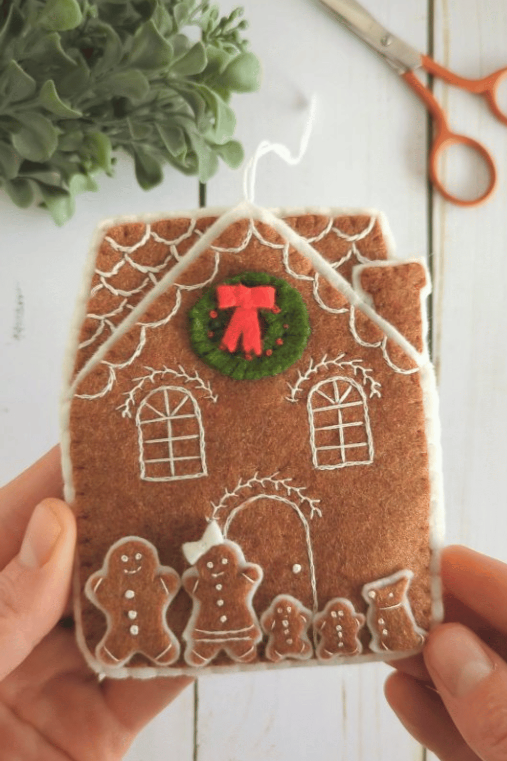 33 Adorable & Easy DIY Felt Christmas Ornaments - The Mummy Front