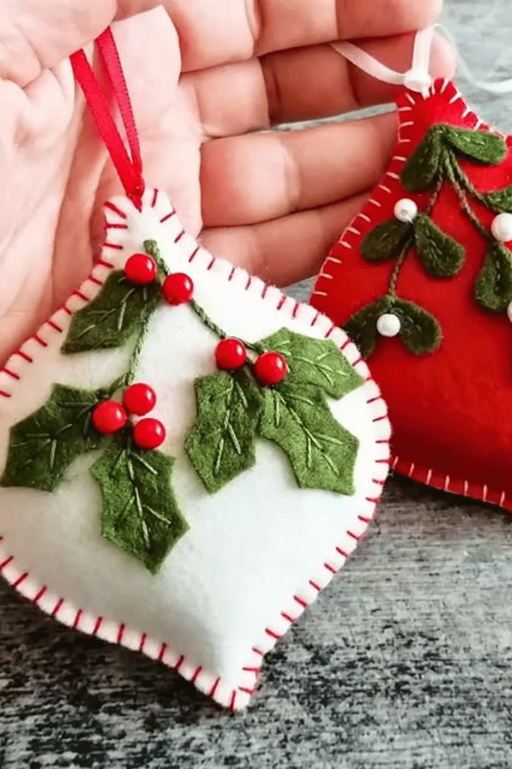33 Adorable & Easy DIY Felt Christmas Ornaments - The Mummy Front