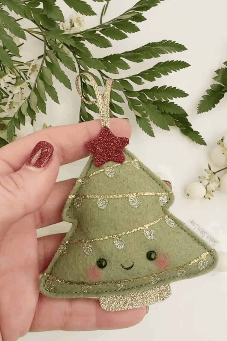 33 Adorable & Easy DIY Felt Christmas Ornaments - The Mummy Front