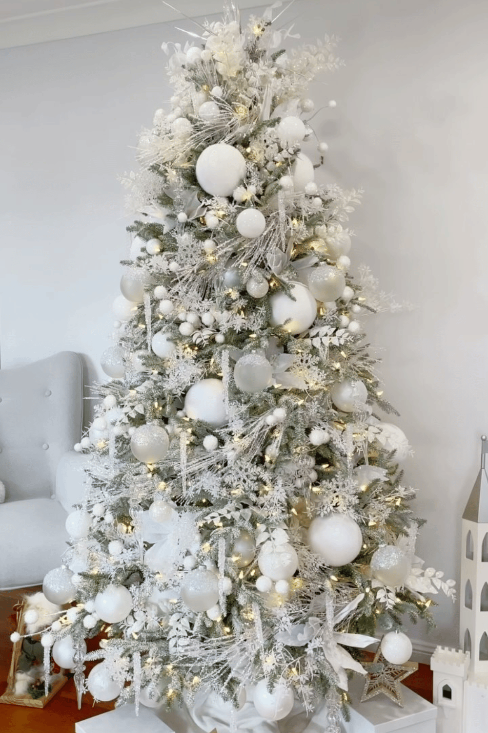 Elegant Winter Decor: 27 White Christmas Tree Ideas - The Mummy Front
