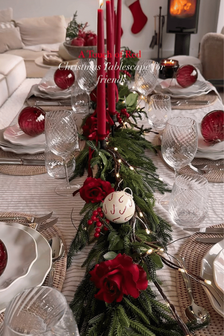 23 Elegant & Festive Christmas Dinner Table Settings - The Mummy Front