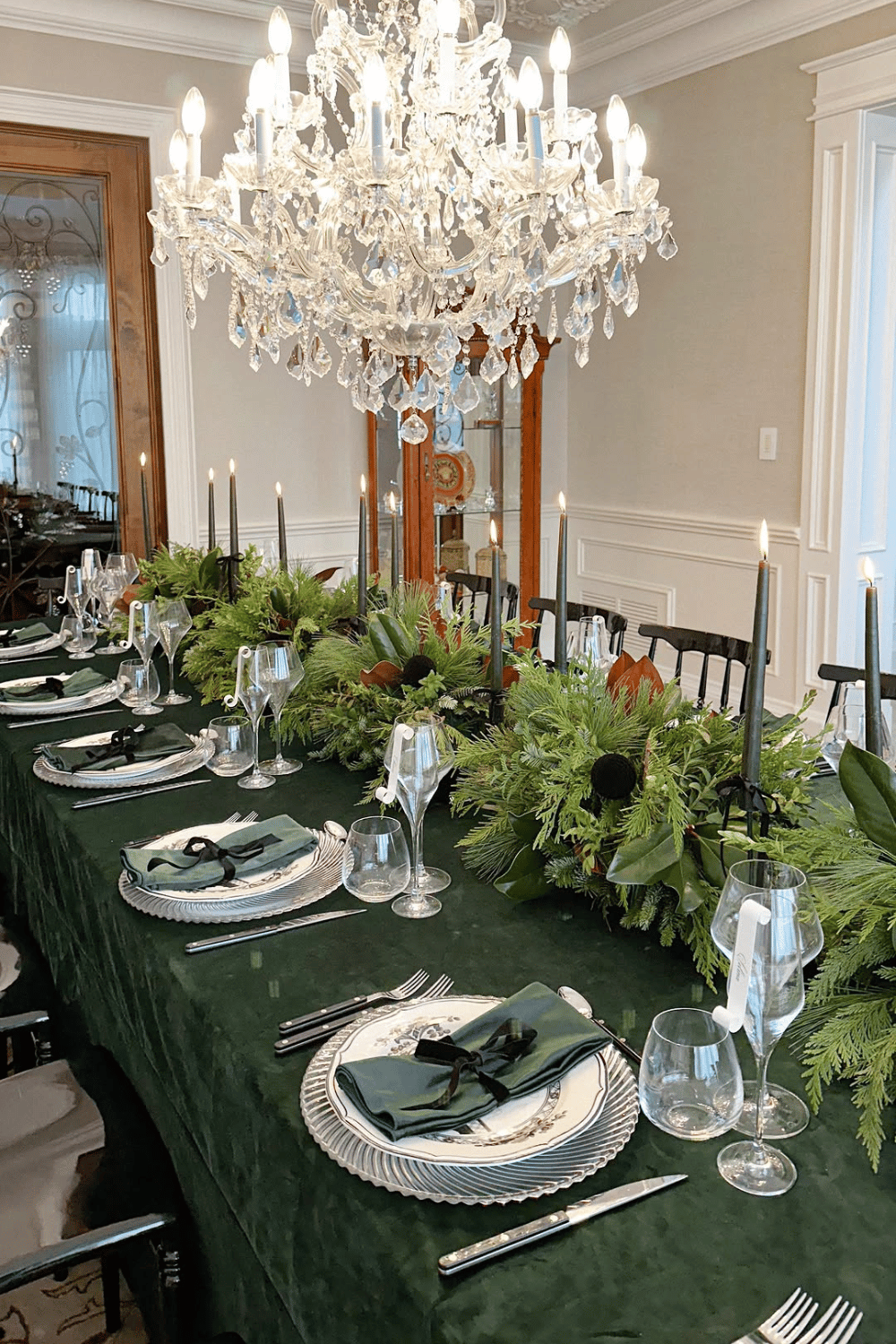 23 Elegant & Festive Christmas Dinner Table Settings - The Mummy Front